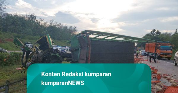 Polisi: Sopir Truk Ayam Diduga Mengantuk Akibatkan Tabrakan dengan Bus Primajasa | kumparan.com